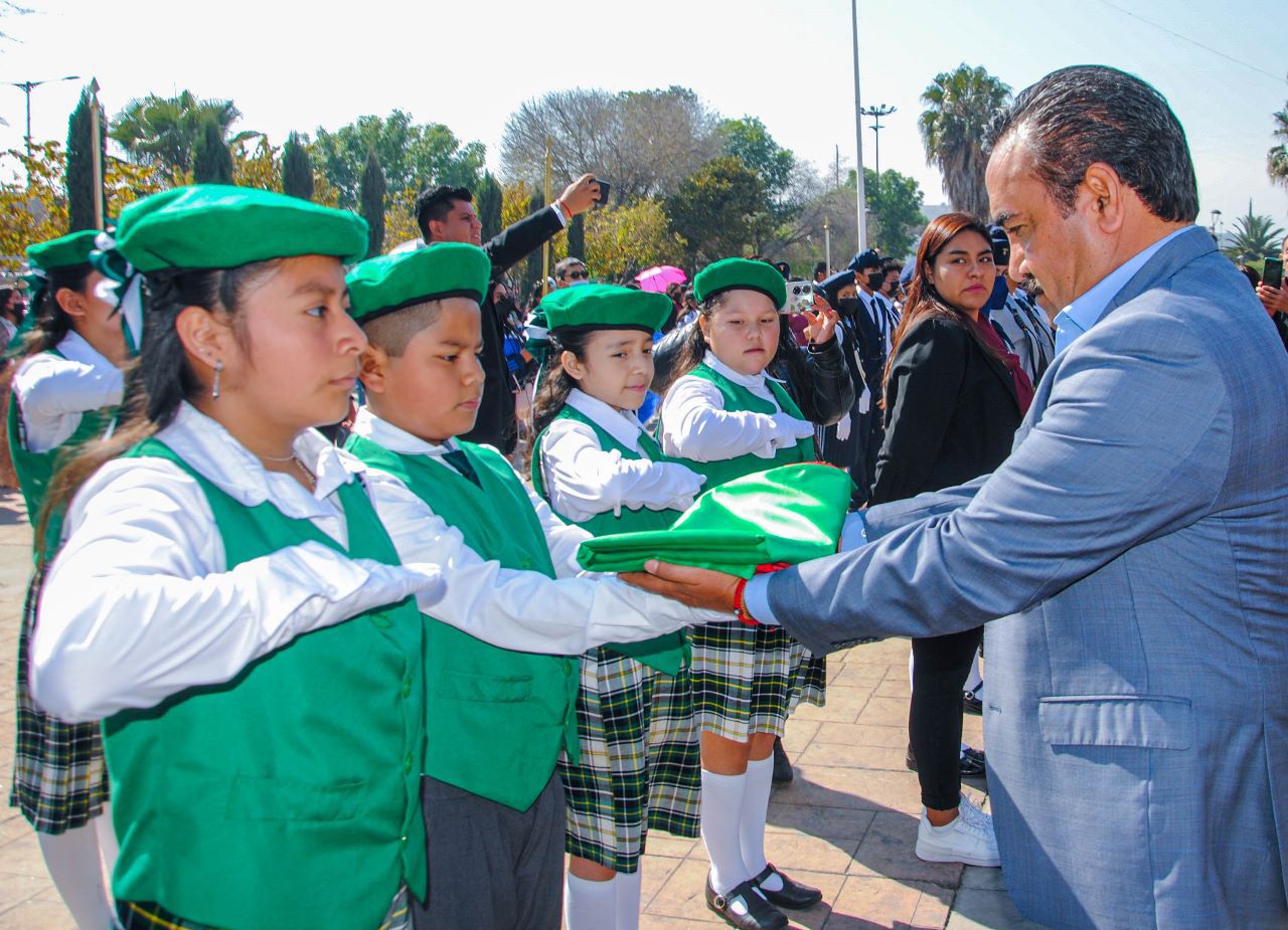 Alcalde Rinde Honores A La Bandera Y Realiza El Abanderamiento De Escuelas