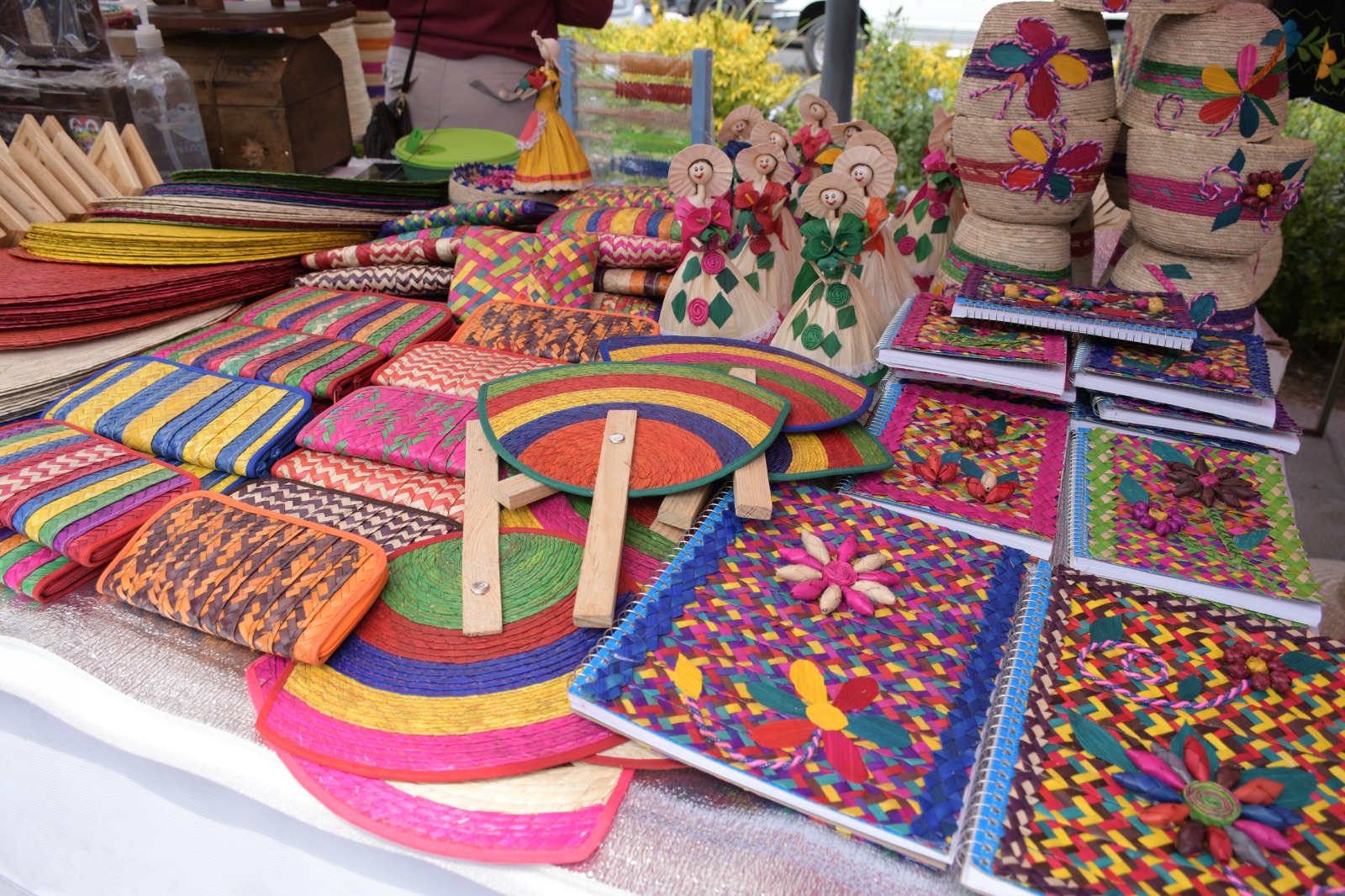 Para Apoyar A Los Artesanos De Nezahualcóyotl Y Fomentar El Consumo