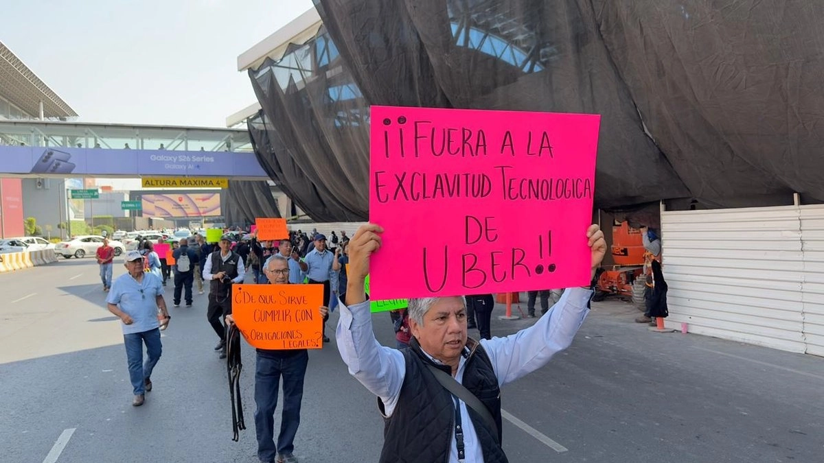 Taxistas del AICM bloquean accesos a terminales en protesta contra ...